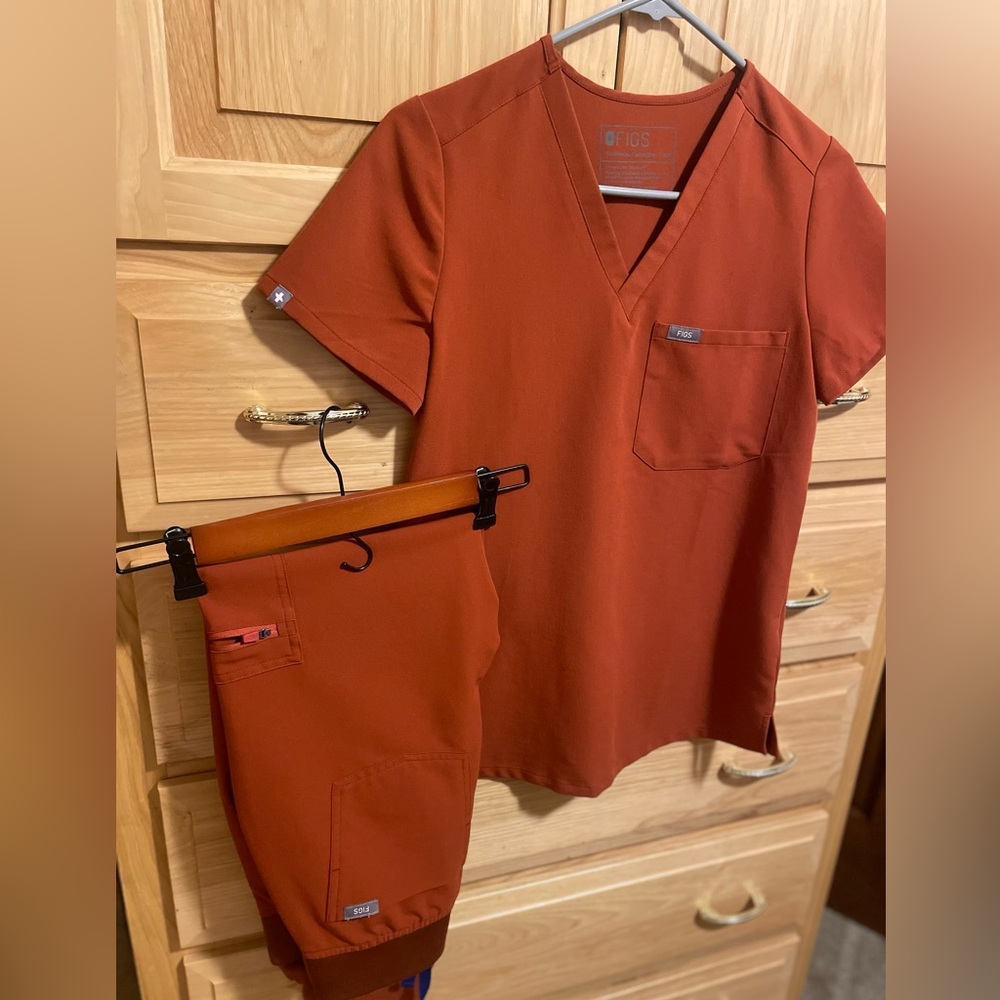 Figs Auburn Scrub Set. Catrina One Pocket Top Xxs, Za… - Gem